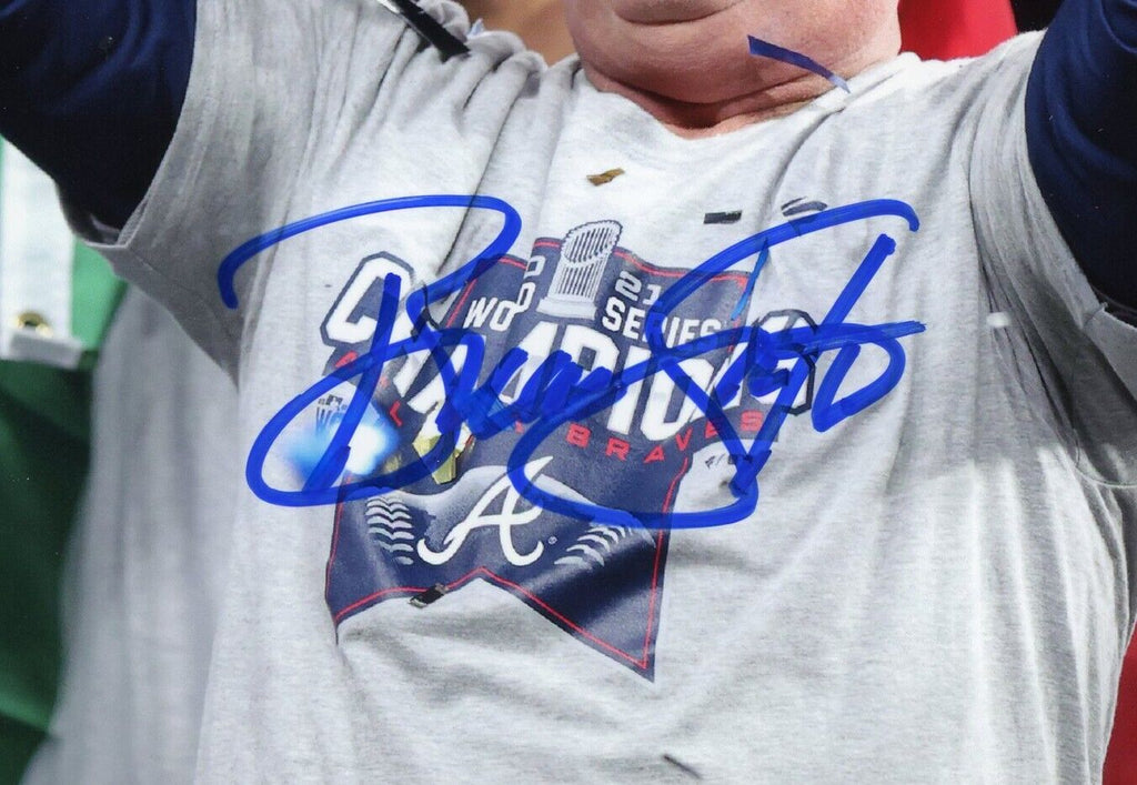 Brian Snitker Signed Atlanta Braves Unframed 8x10 MLB Photo - Holding ...